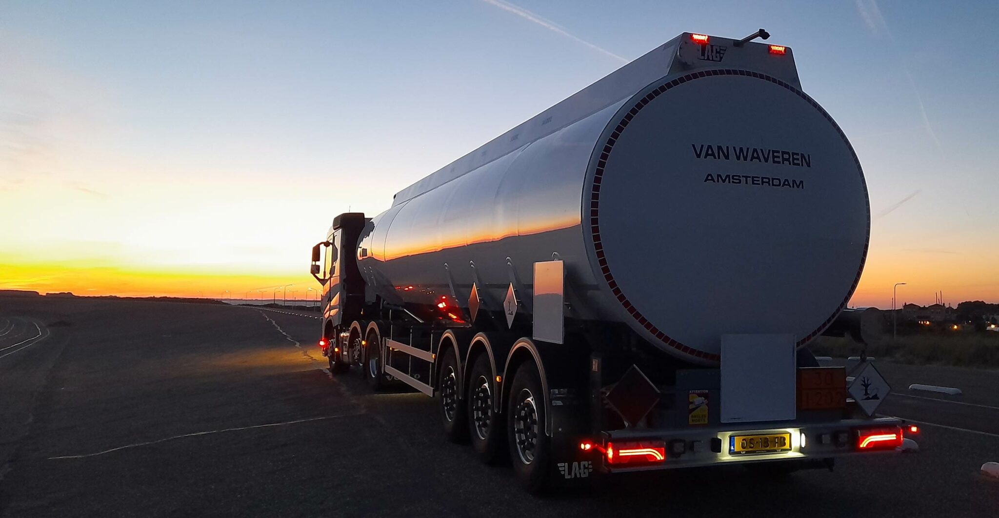 Van Waveren, transport specialist in gevaarlijke stoffen over de weg